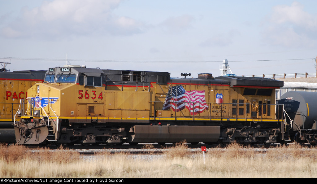 UP 5634 pushes on west bound UP freight